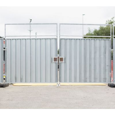 Standalone pedestrian hoarding gates
